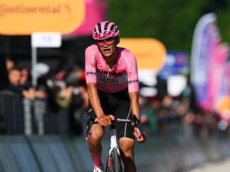 Isaac del Toro brani rožnato majico – Giro 2025